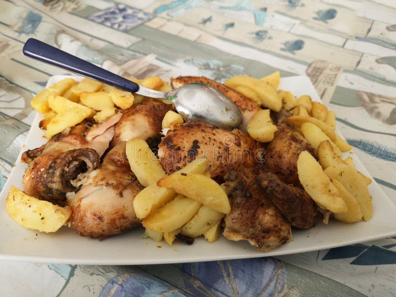 Mesa Con Un Plato De Pollo Picado Y Papas Imagen de archivo - Imagen de ...