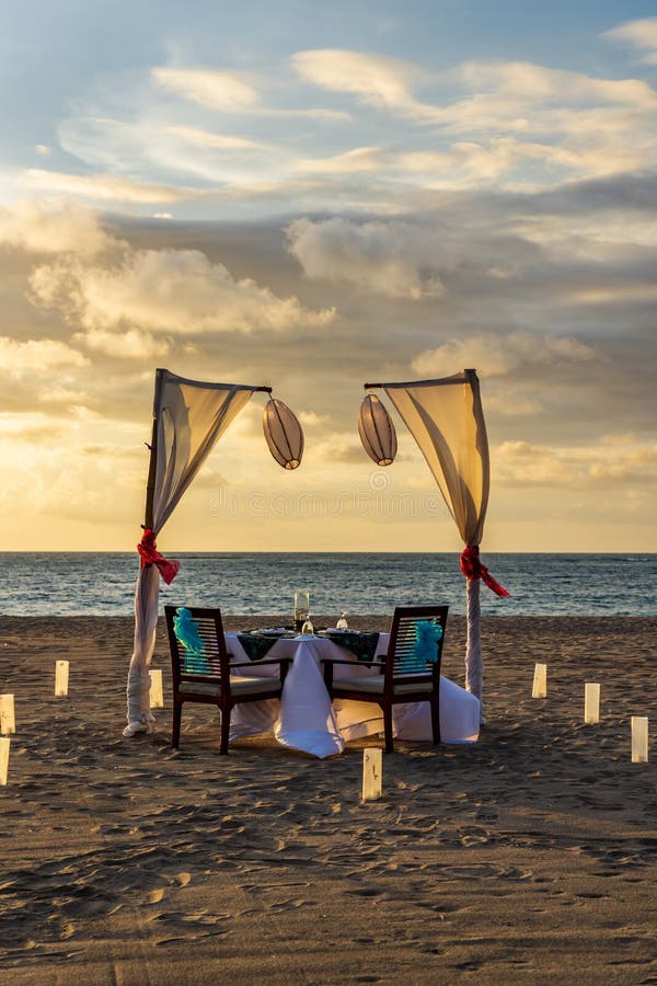 Mesa De Comedor En La Playa De Bali Imagen de archivo - Imagen de ...