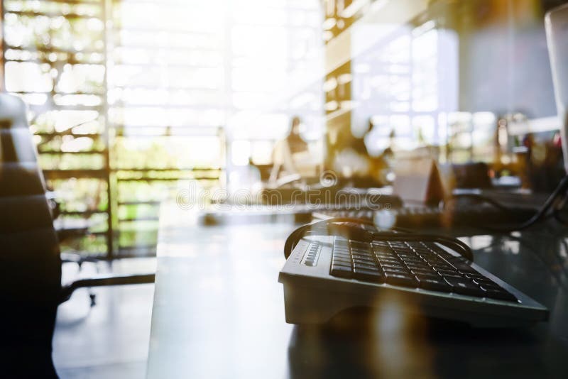 Mesa De Escrit?rio Com Computador Foto de Stock - Imagem de quarto ...