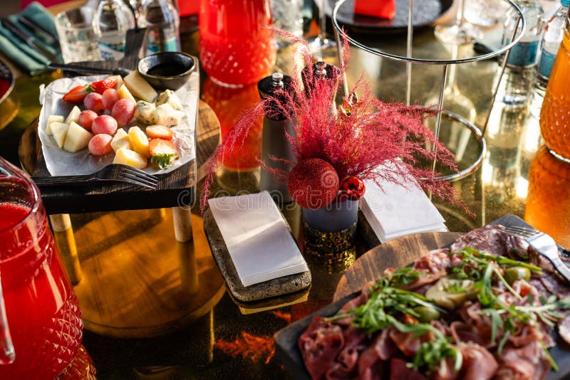 Mesa De Fiesta De Fiesta Con Comida Imagen de archivo - Imagen de ...