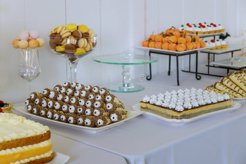Mesa Con Mini Postre Dulce Para Una Fiesta En El Restaurante Imagen de ...