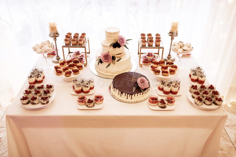 Mesa de postres clásica foto de archivo. Imagen de lugar - 174863356