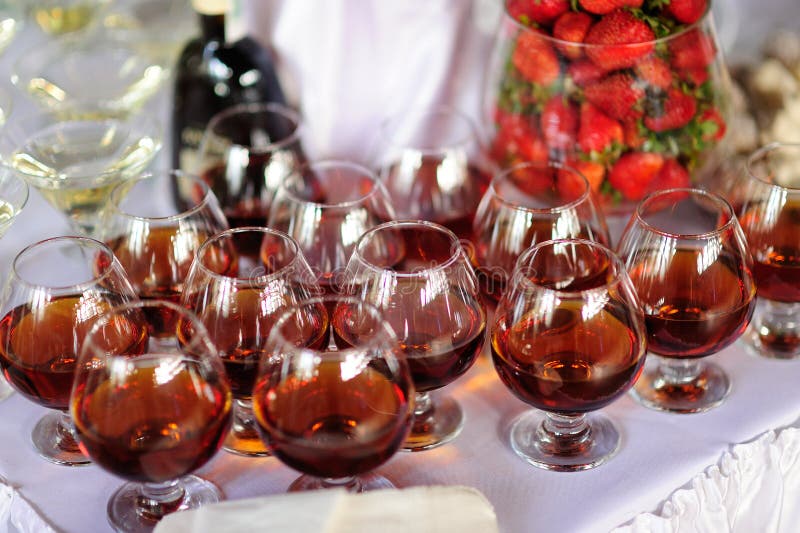 Mesa De Restaurante Con Vasos Y Alcohol Dentro Imagen de archivo ...