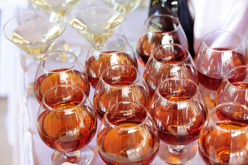 Mesa De Restaurante Con Vasos Y Alcohol Dentro Imagen de archivo ...