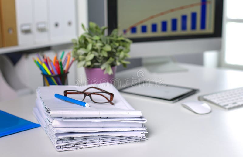 Mesa Del Espacio De Trabajo, Documentos En La Tabla De La Oficina Foto ...