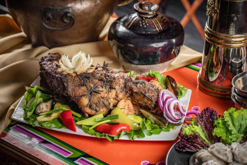Mesa Del Zar De Tsagaan Con Comida Mongol Imagen de archivo - Imagen de ...
