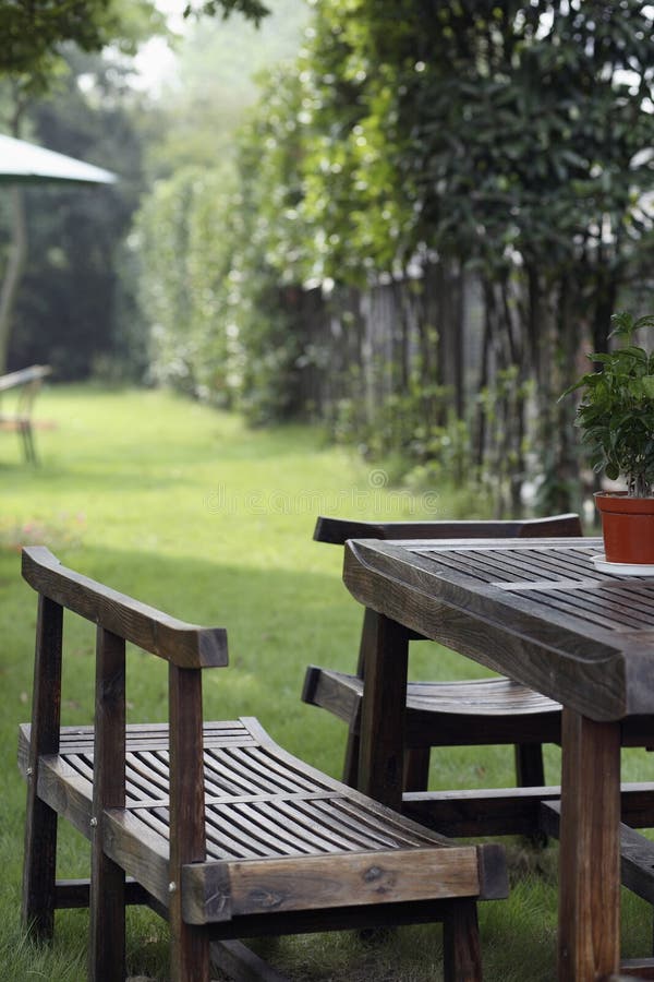 Sillas En Parque En Día Cubierto Imagen de archivo - Imagen de almuerzo ...