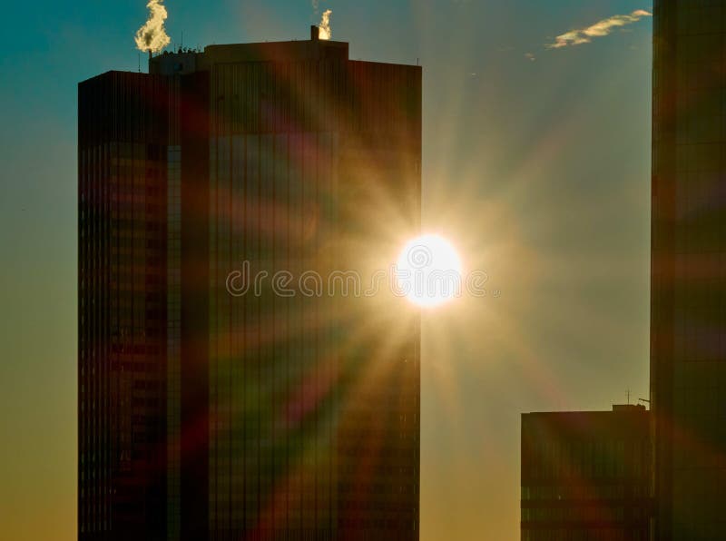 Mesmerizing Sun Shining Over the Building in the Middle of the City ...