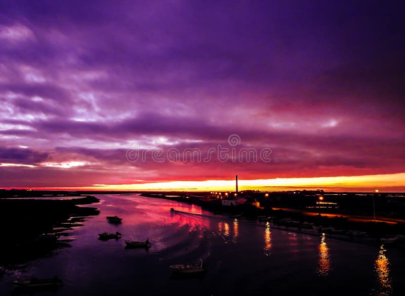 Mesmerizing View of the River Gleaming Under the Sunset Piercing ...