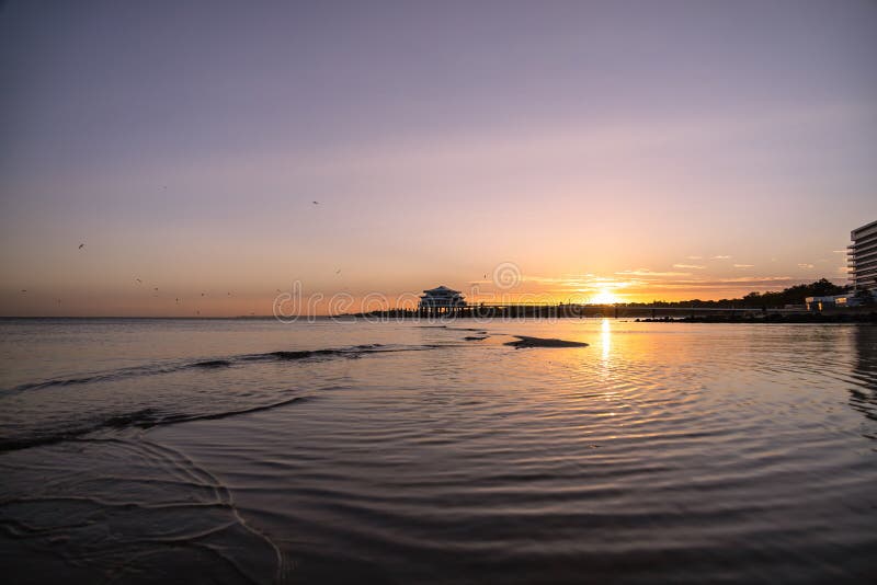 Mesmerizing View of the Sea Gleaming Under the Bright Sunset - Great ...