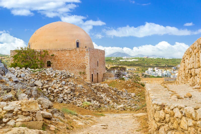 Mesquita De Sultan Ibrahim No Castelo De Fortezza, Creta Foto de Stock ...