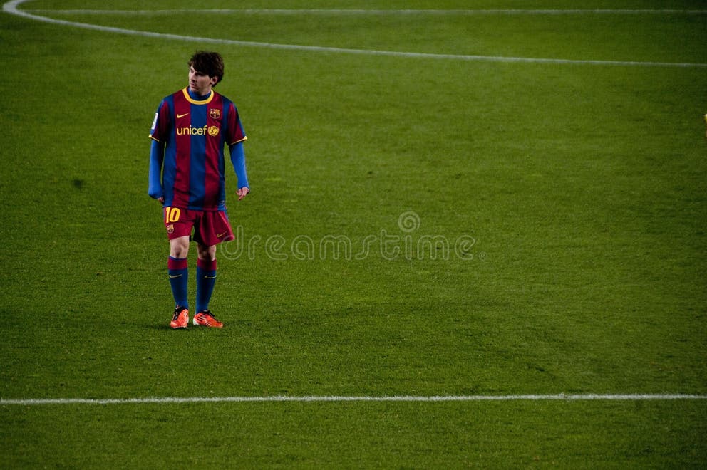 Messi editorial image. Image of court, alone, messi, watching - 20238350