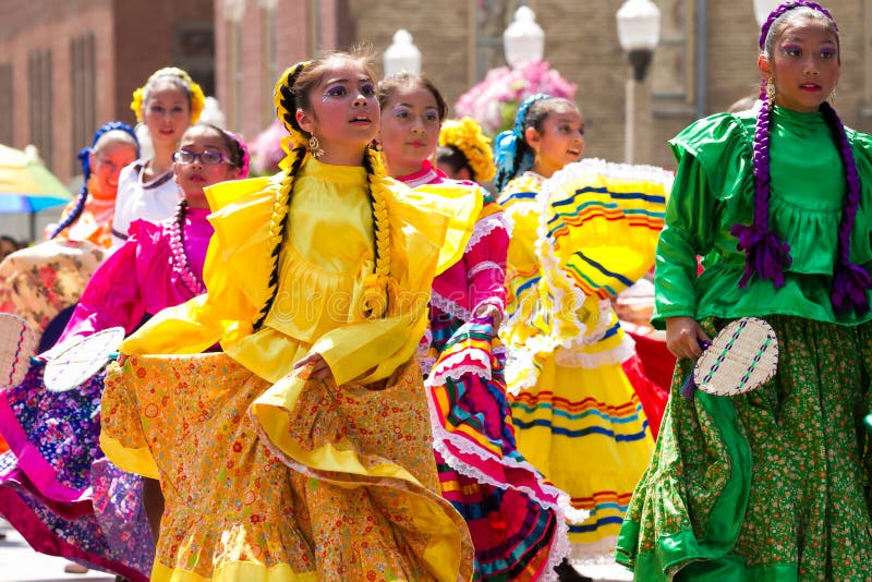 Messicani Vestiti Tipicamente Immagine Editoriale - Immagine di ...