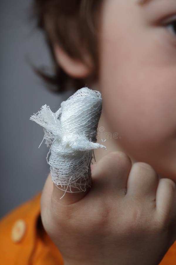 Met Een Wond Op Zijn Vinger Stock Foto - Image of mannetje, ellende ...