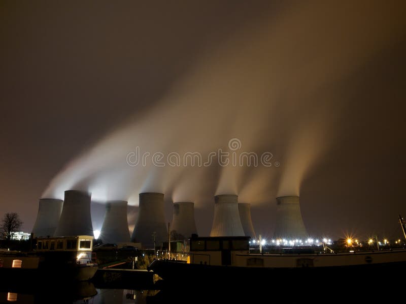 Koel Toren in Een Krachtcentrale Stock Afbeelding - Image of ...