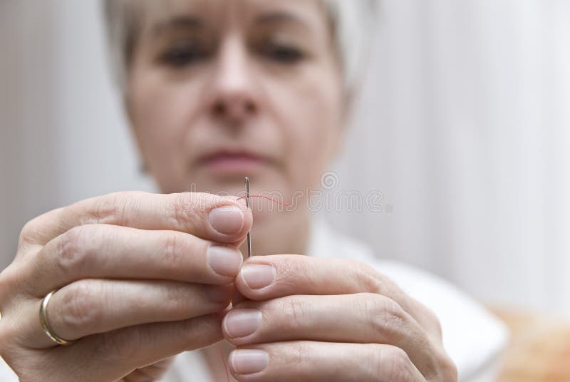 Met naald en draad stock foto. Image of arbeid, vrouw - 12685502