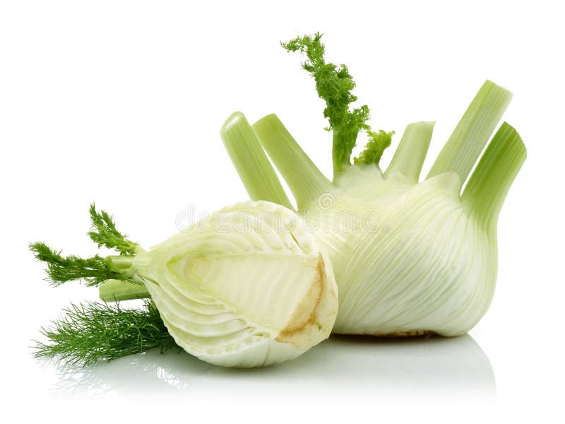 Metade E Bulbo Inteiro Da Erva-doce Com As Folhas Isoladas Foto de ...