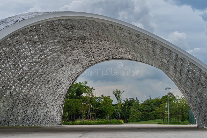 Metal arch structure editorial stock image. Image of beams - 251359504