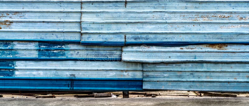 Metal azul corrugado imagem de stock. Imagem de telhadura - 78112259