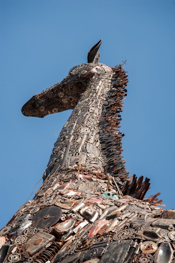 Metal Giraffe Sculpture Asia Editorial Photo - Image of copper, hard ...