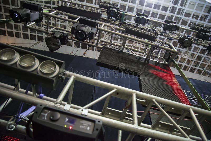 Metal Girder Extensive Scaffolding Providing Platforms for Stage ...