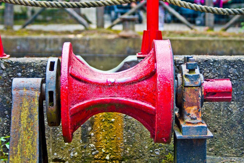 Metal Rojo De La Polea Con Moho Imagen de archivo - Imagen de metal ...