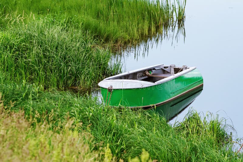 Metalen Roeiboot Op Het Meer Stock Foto - Image of kust, gebonden ...