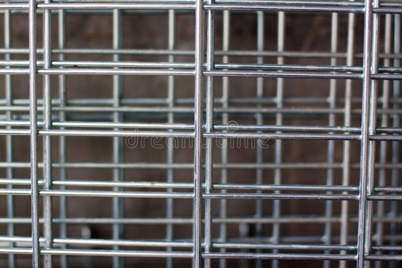 Altes Metallgitterfenster in Der Wand Des Altbaus Stockfoto - Bild von ...