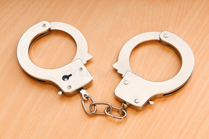 Eine Junge Frau Wurde Verhaftet Und in Handschellen Gehalten Stockfoto ...