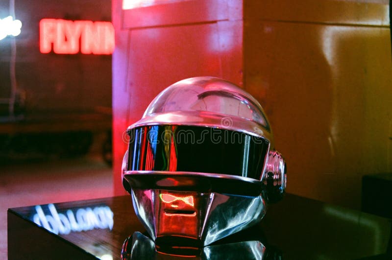 Metallhelm, Beleuchtet Durch Das Neonlicht Im Studio Redaktionelles ...