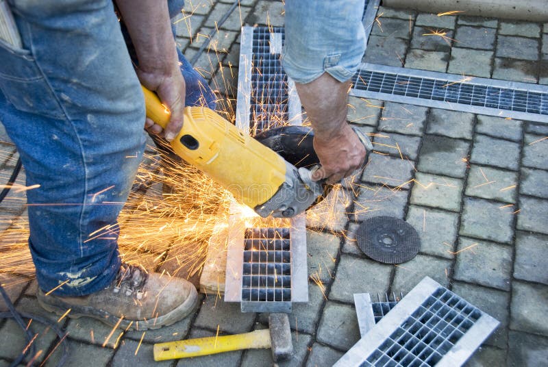 Mani Di Un Pavimento Laminato Montaggio Dell'operaio Immagine Stock ...