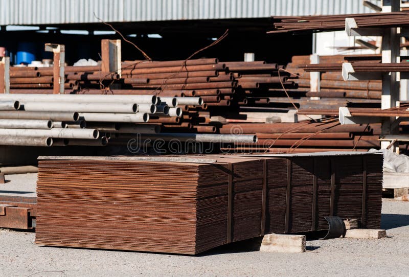 Stahlplatten gestapelt stockfoto. Bild von rolle, rasterfeld - 52332250