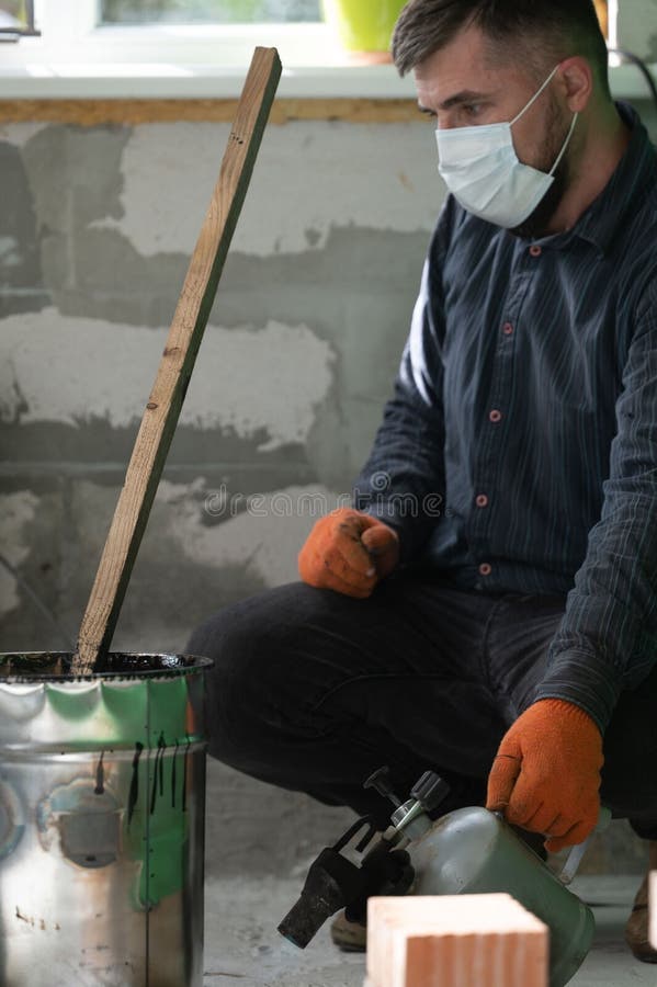 The Method of Heating Resin in a Bucket Using a Kerosene Lamp at Home ...