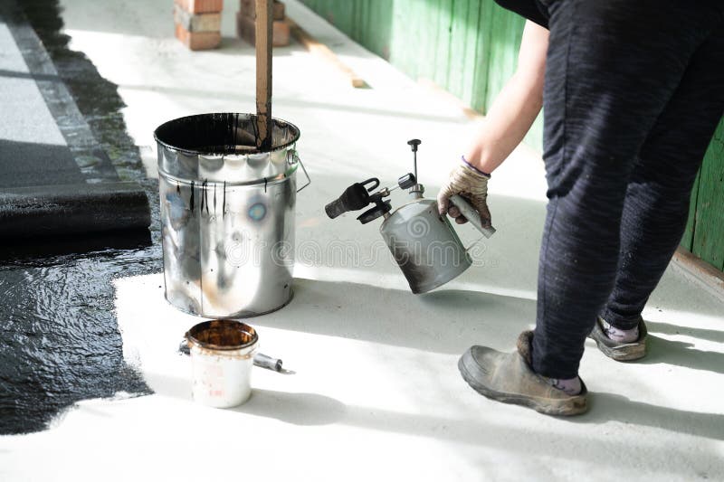The Method of Heating Resin in a Bucket Using a Kerosene Lamp at Home ...