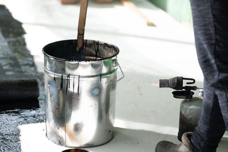 The Method of Heating Resin in a Bucket Using a Kerosene Lamp at Home ...