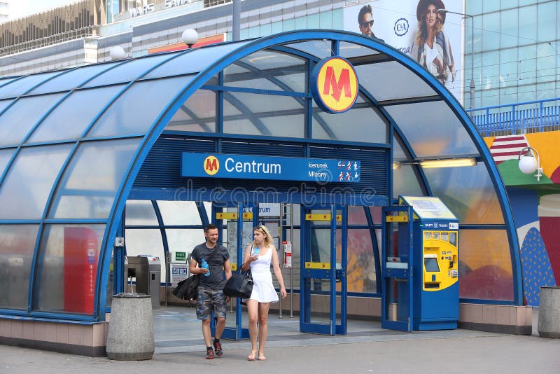 Metro de Varsovia foto editorial. Imagen de gente, entrada - 73688976