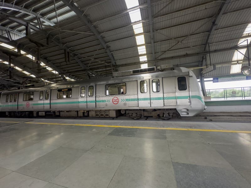 Metro Image Standing on Platform Editorial Image - Image of modern ...