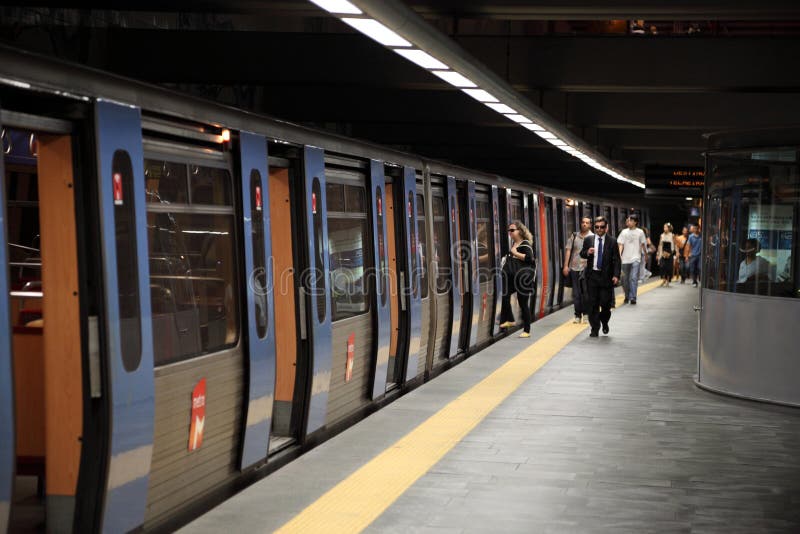 Metro na cidade de Lisboa imagem de stock editorial. Imagem de lisboa ...