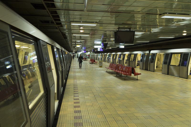 Metro post redactionele foto. Image of spoor, metro, tunnel - 27468856