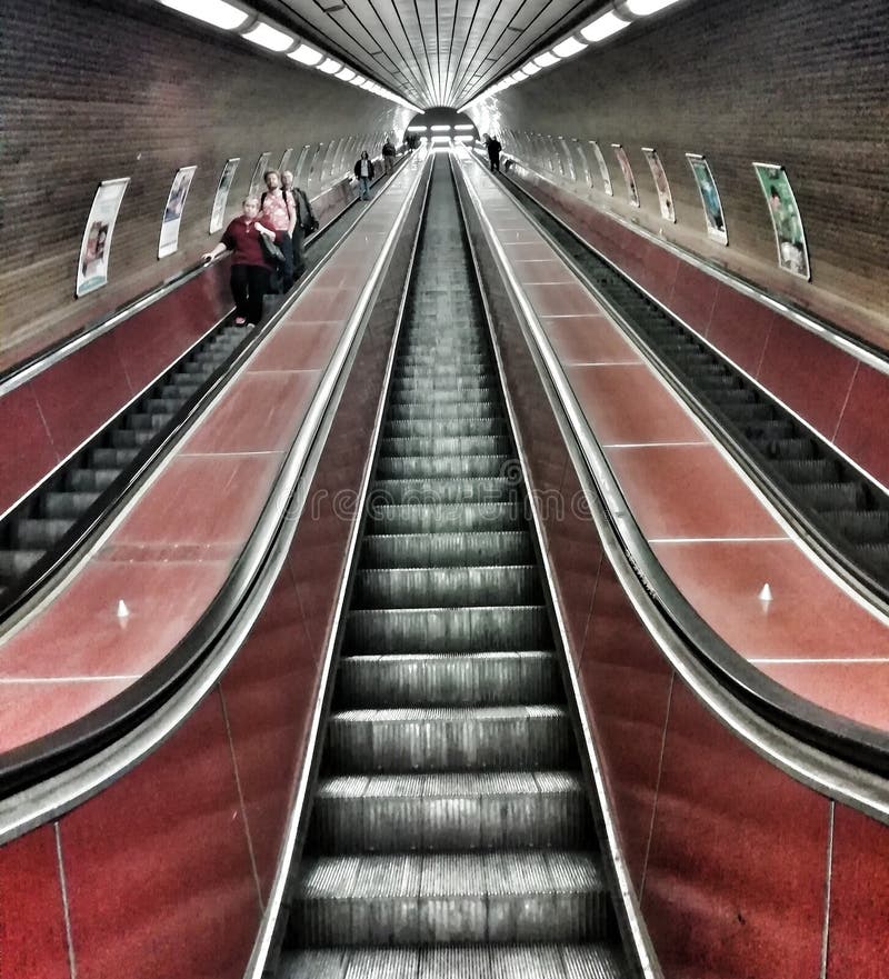 Metro red editorial image. Image of metro, ceca, repubblica - 130804645