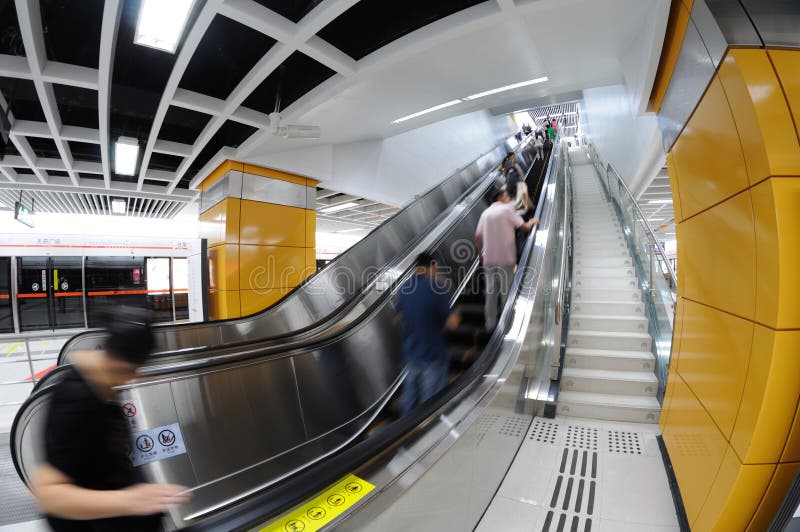 De Passagier Neemt Roltrap Naar Upstair in MTR-post Te Verplaatsen ...