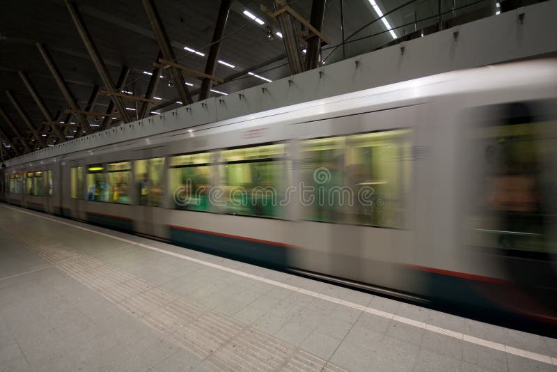 Metro in Rotterdam stock foto. Image of wiskundig, listig - 16940360