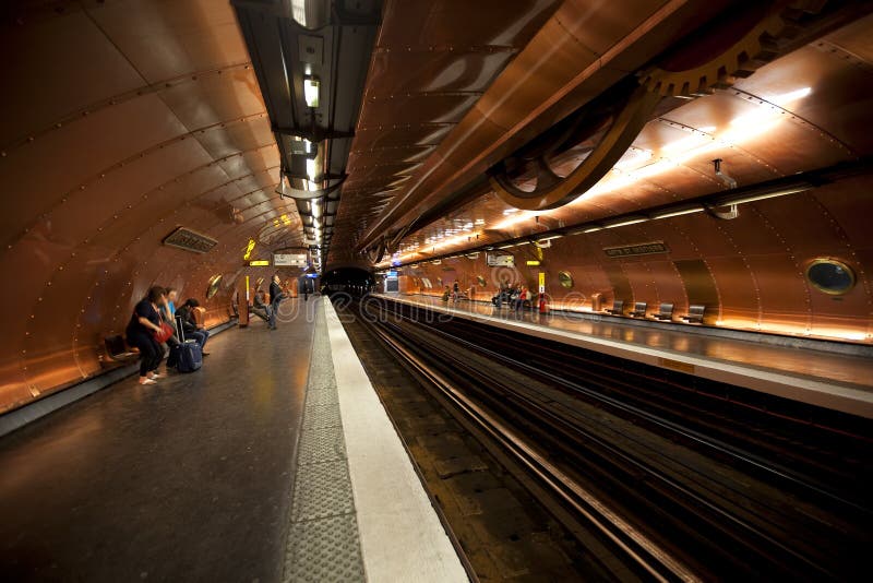 Solferino Paris Metro Station Editorial Stock Image - Image of motion ...