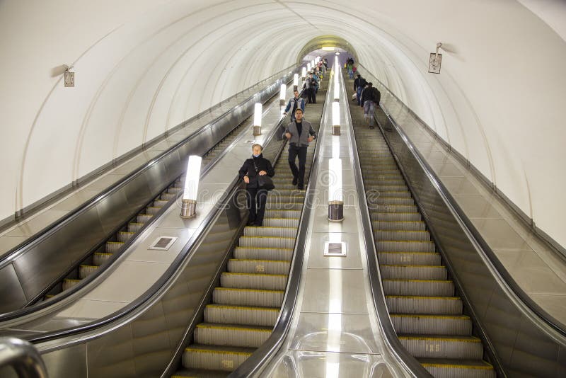 Metro station in moscow editorial photography. Image of elevator - 92438592