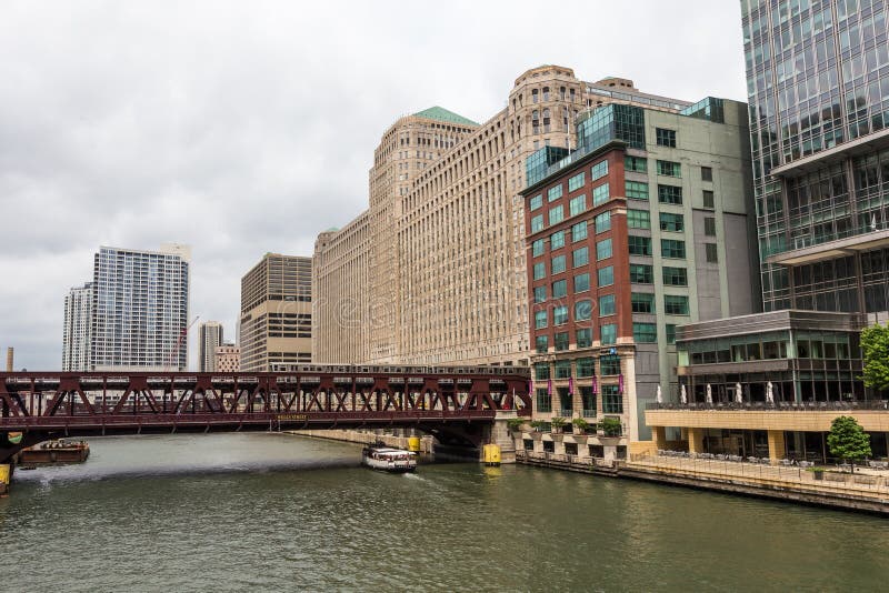 Metro Train on Bridge Over Chicago River Editorial Image - Image of ...