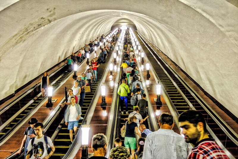 Metro van Moskou redactionele afbeelding. Image of symmetrie - 73491635