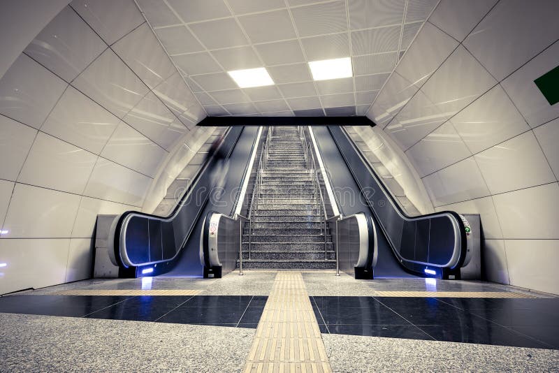 De roltrap van de metro stock foto. Image of voetganger - 28500686