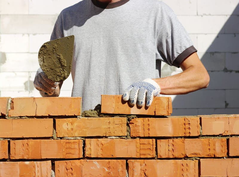 Metselaar met troffel stock foto. Image of leggen, niveaus - 9232450