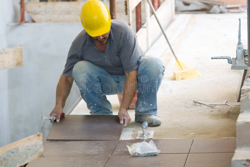 Metselaar in een plaats stock foto. Image of mens, wederopbouw - 69448018