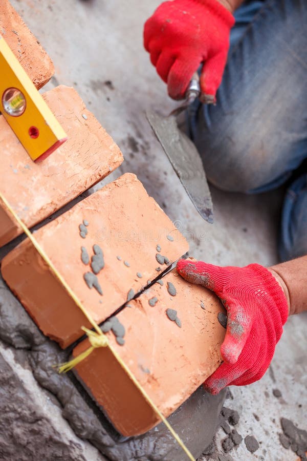 Metselaar met baksteen stock afbeelding. Image of menselijk - 50243435